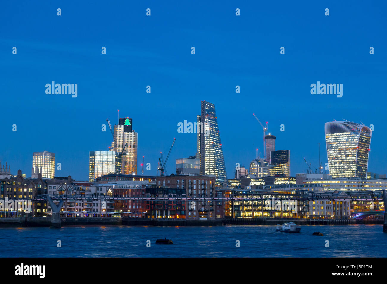 Skyline london cloud background hi-res stock photography and images - Alamy