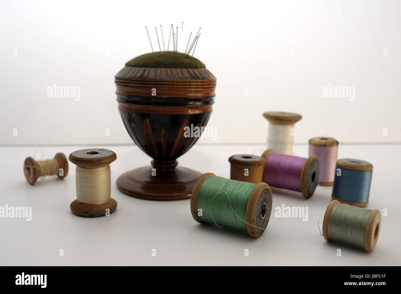 Vintage sewing needles hi-res stock photography and images - Alamy