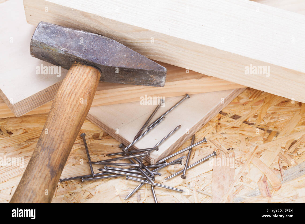 Hammer mit nägeln auf einem Holzbrett in einer Werkstatt eines ...