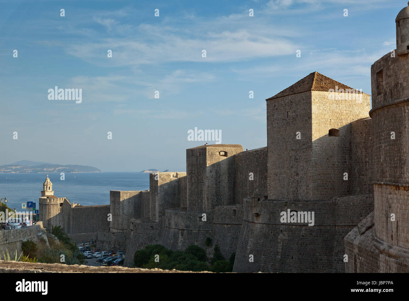 Defensive city wall, Dubrovnik Stock Photo - Alamy