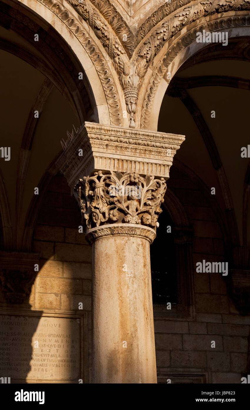 Carved column and arches of Rector's Palace, Dubrovnik Stock Photo - Alamy