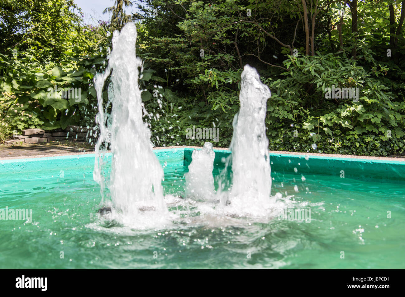 Springbrunnen im Wasserbecken Stock Photo - Alamy