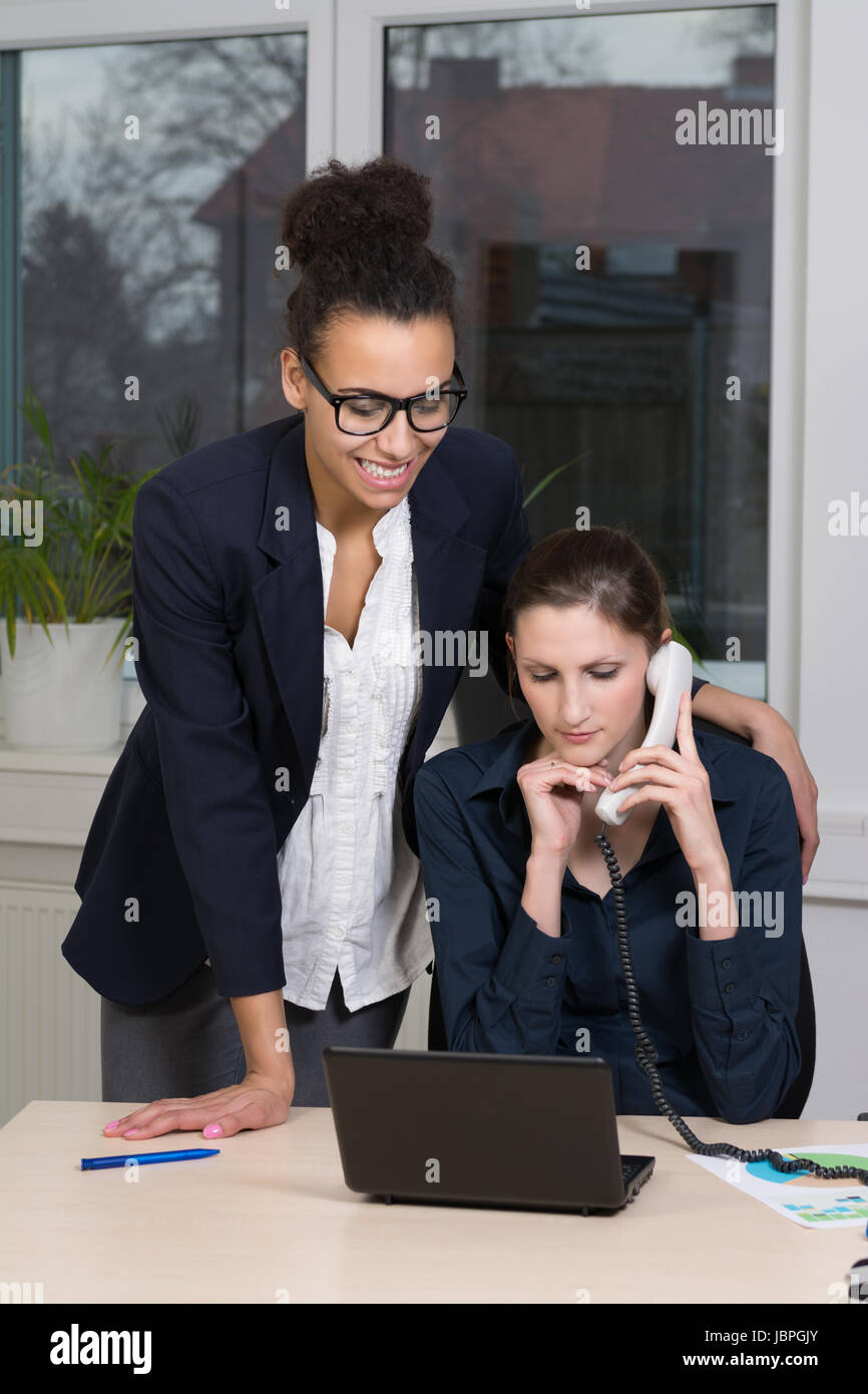Junge sitzt an einem tisch hi-res stock photography and images - Alamy