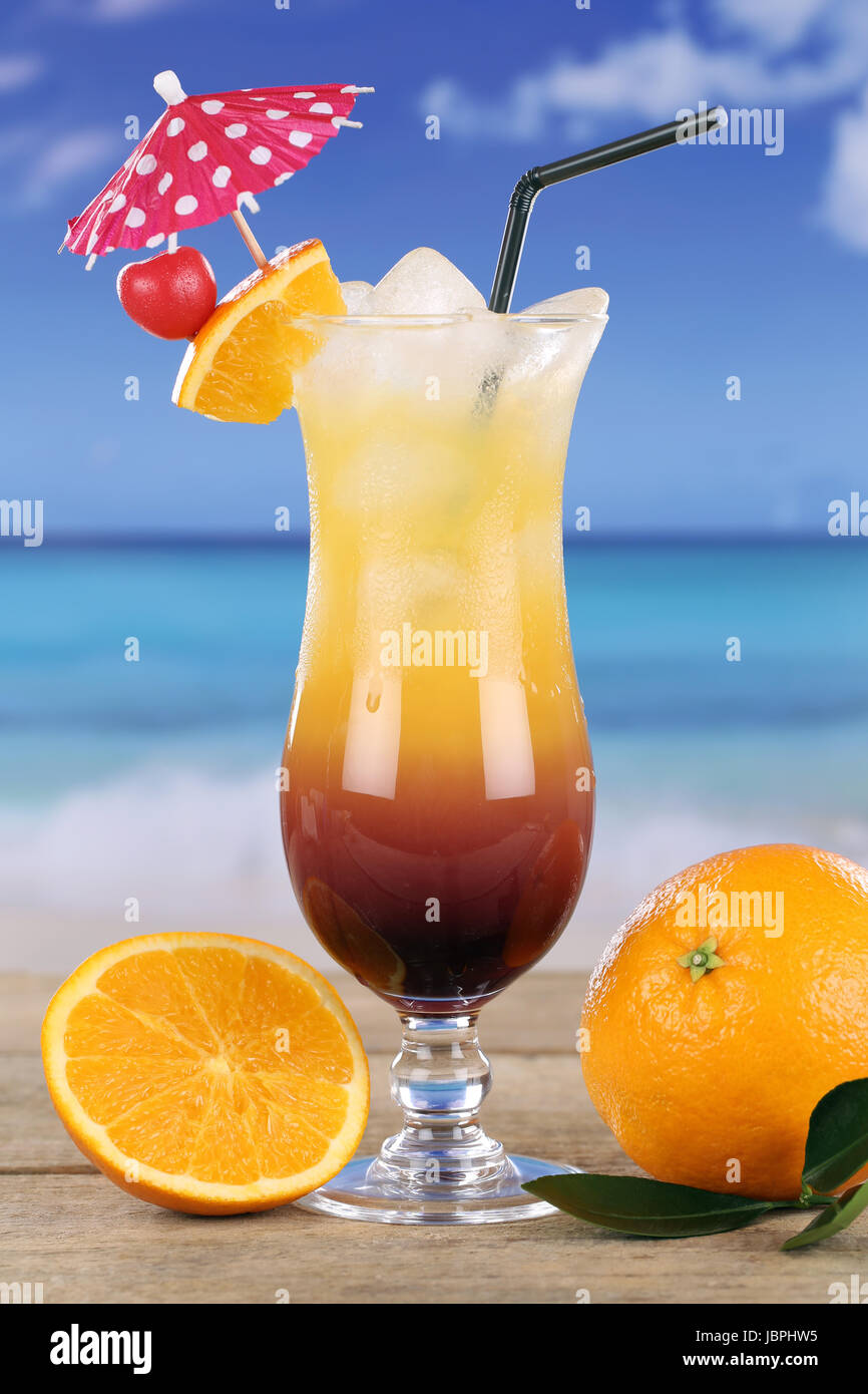 Tequila Sunrise Cocktail Drink am Strand und Meer Stock Photo - Alamy