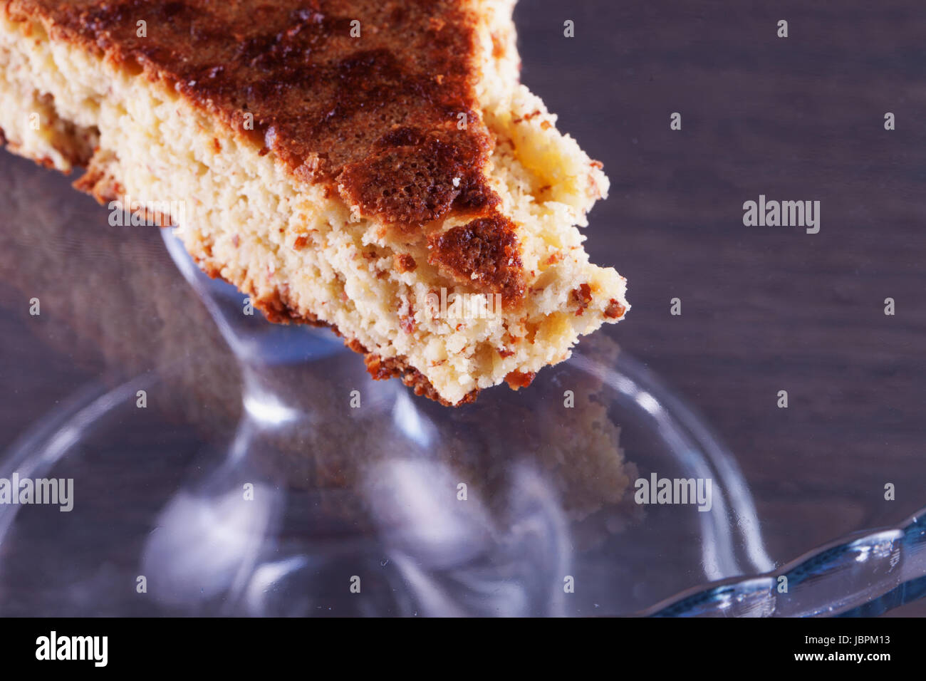 Cake slice in the middle of a glass cake stand Stock Photo - Alamy