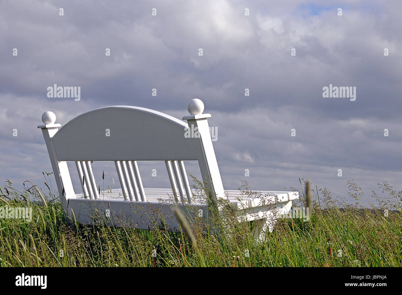 white wooden bench Stock Photo - Alamy