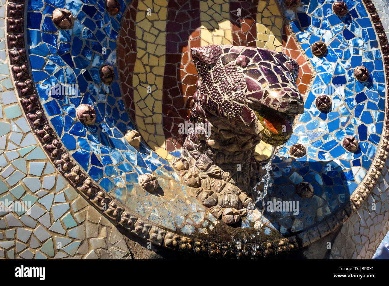 Dragon head water fountain statue hi-res stock photography and images ...