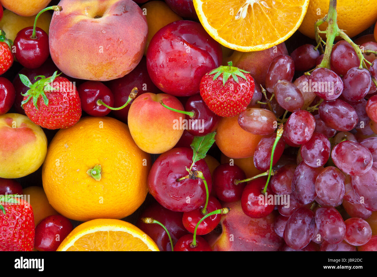 Frische bunte Somer Fruechte als Hintergrund Stock Photo - Alamy