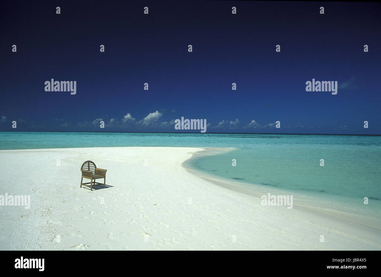 Der Traumstrand mit Palmen und weissem Sand an der Insel Velavaru im ...