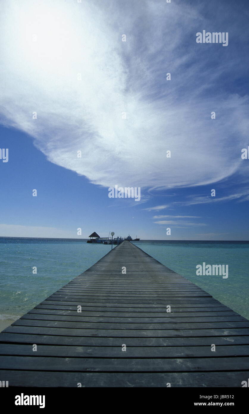 Ein Steg einer Hotel Anlage auf den Inseln der Malediven im Indischen ...