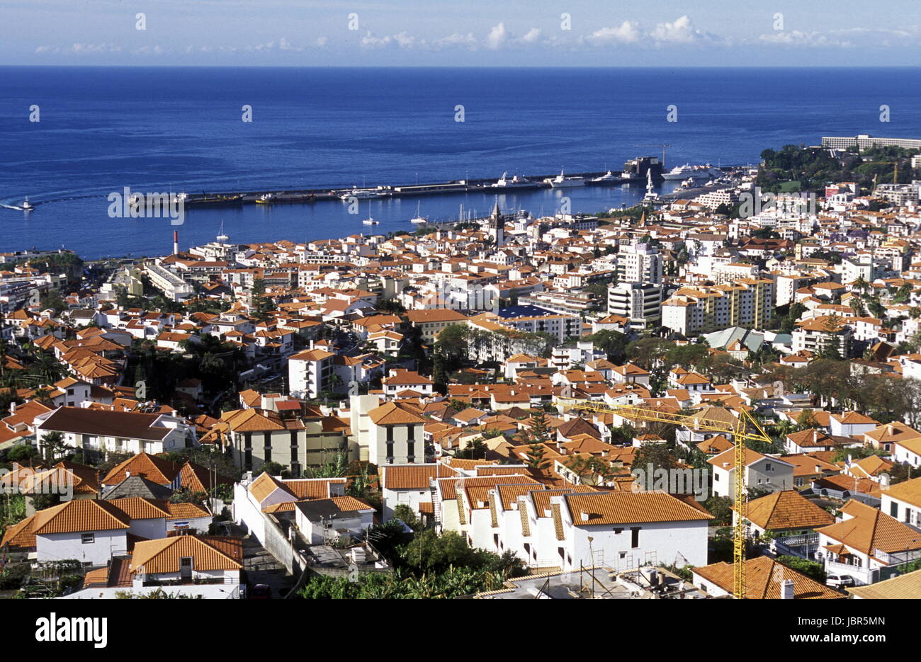 Eine Uebersicht auf die Hauptstadt Funchal auf der Insel Madeira im ...