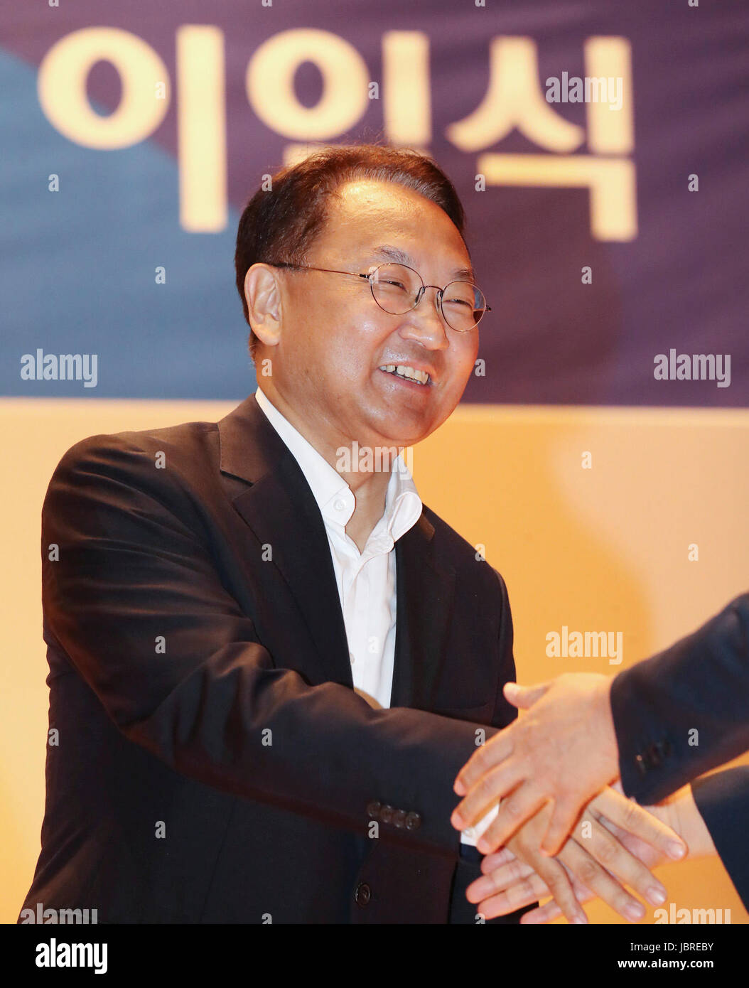 Outgoing finance minister Yoo Il-ho, the outgoing deputy premier and ...