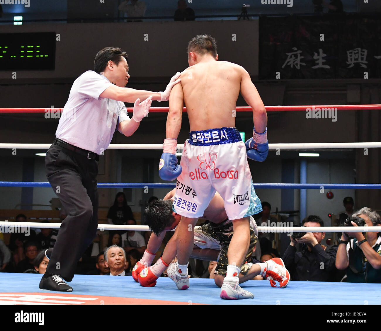 Tokyo, Japan. 8th June, 2017. (L-R) Katsuhiko Nakamura (Referee), Ryo ...