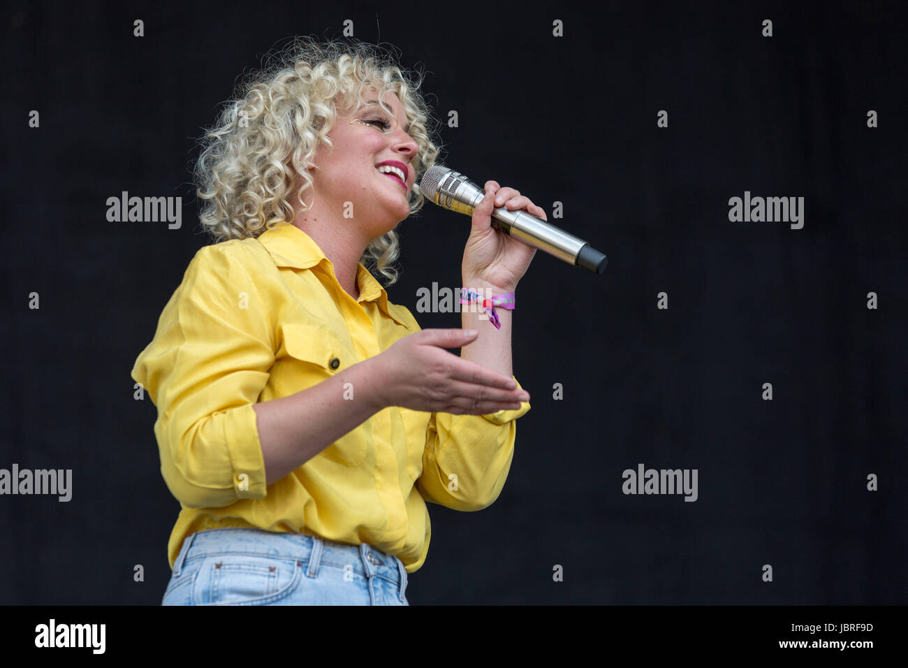 Manchester, Tennessee, USA. 11th June, 2017. Country singer CAM ...