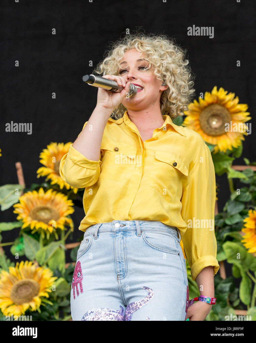 Manchester, Tennessee, USA. 11th June, 2017. Country singer CAM ...