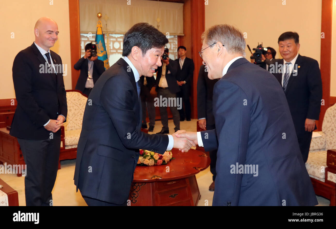 Moon meets KFA chief President Moon Jae-in (R) shakes hands with Chung ...