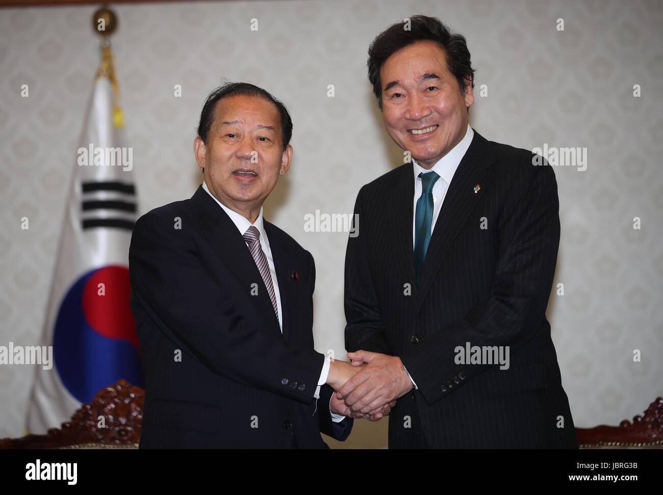 PM meet Abe's envoy South Korean Prime Minister Lee Nak-yeon (R) poses with Japanese Prime ...