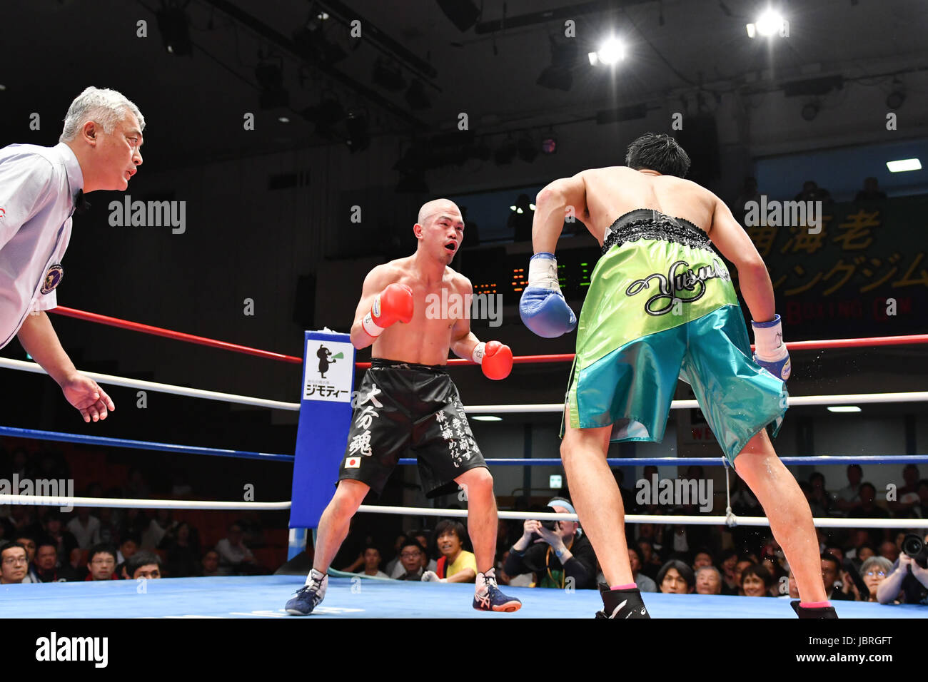Tokyo, Japan. 8th June, 2017. (L-R) Toshio Sugiyama (Referee), Koichi ...