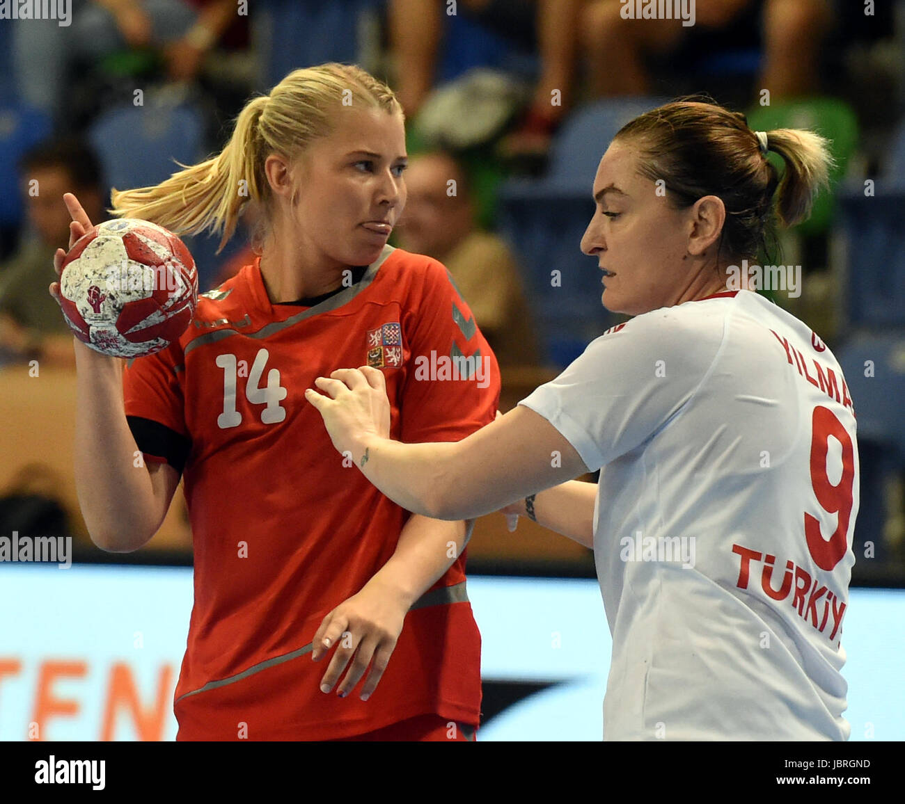 From left Czech KAMILA KORDOVSKA and YELIZ YILMAZ of Trukey in action ...