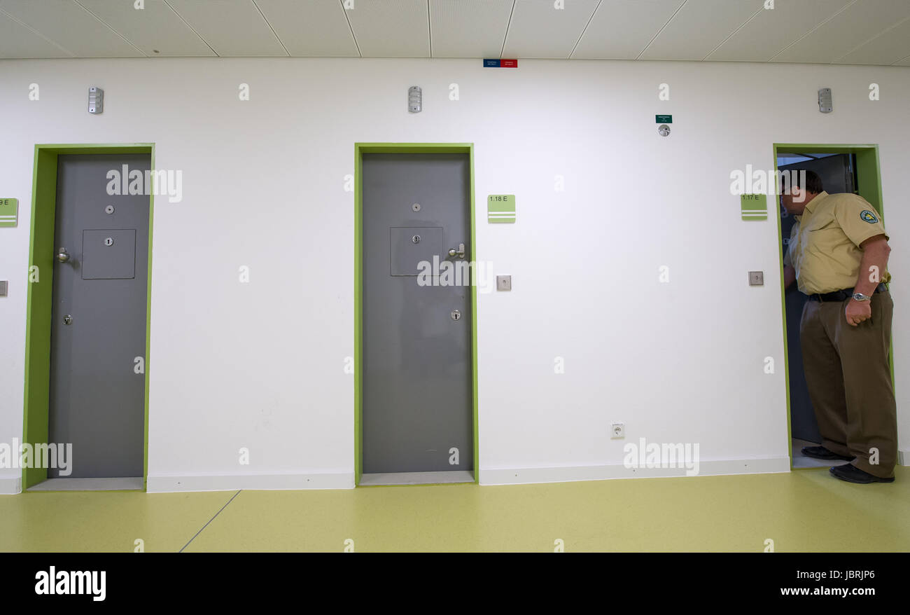 Prison officer opens cell hi-res stock photography and images - Alamy