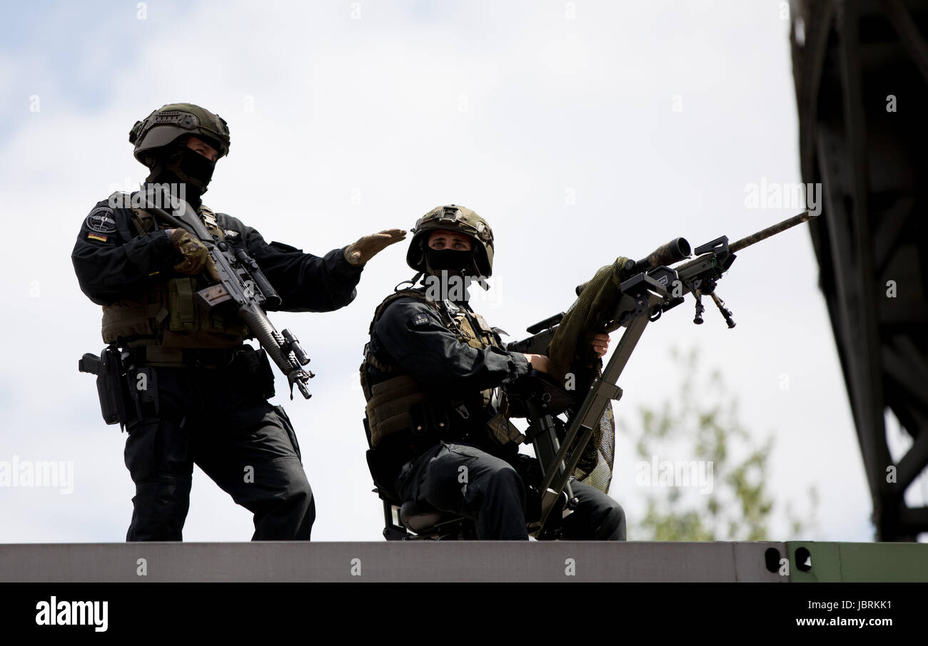 Berlin, Germany. 12th June, 2017. German snipers secure the grounds ...