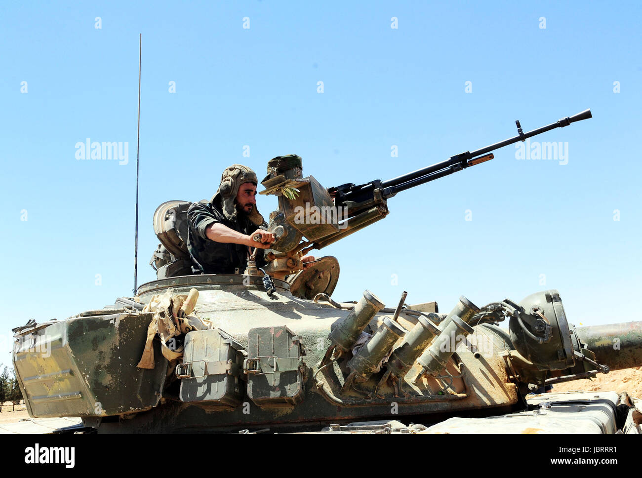 Homs. 12th June, 2017. A Syrian soldier prepares his machine gun in the ...