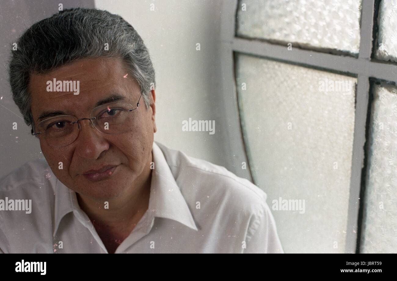 LIMA, 17 DE DICIEMBRE DE 2002 ENTREVISTA AL POETA JOSE WATANABE. FOTO ...