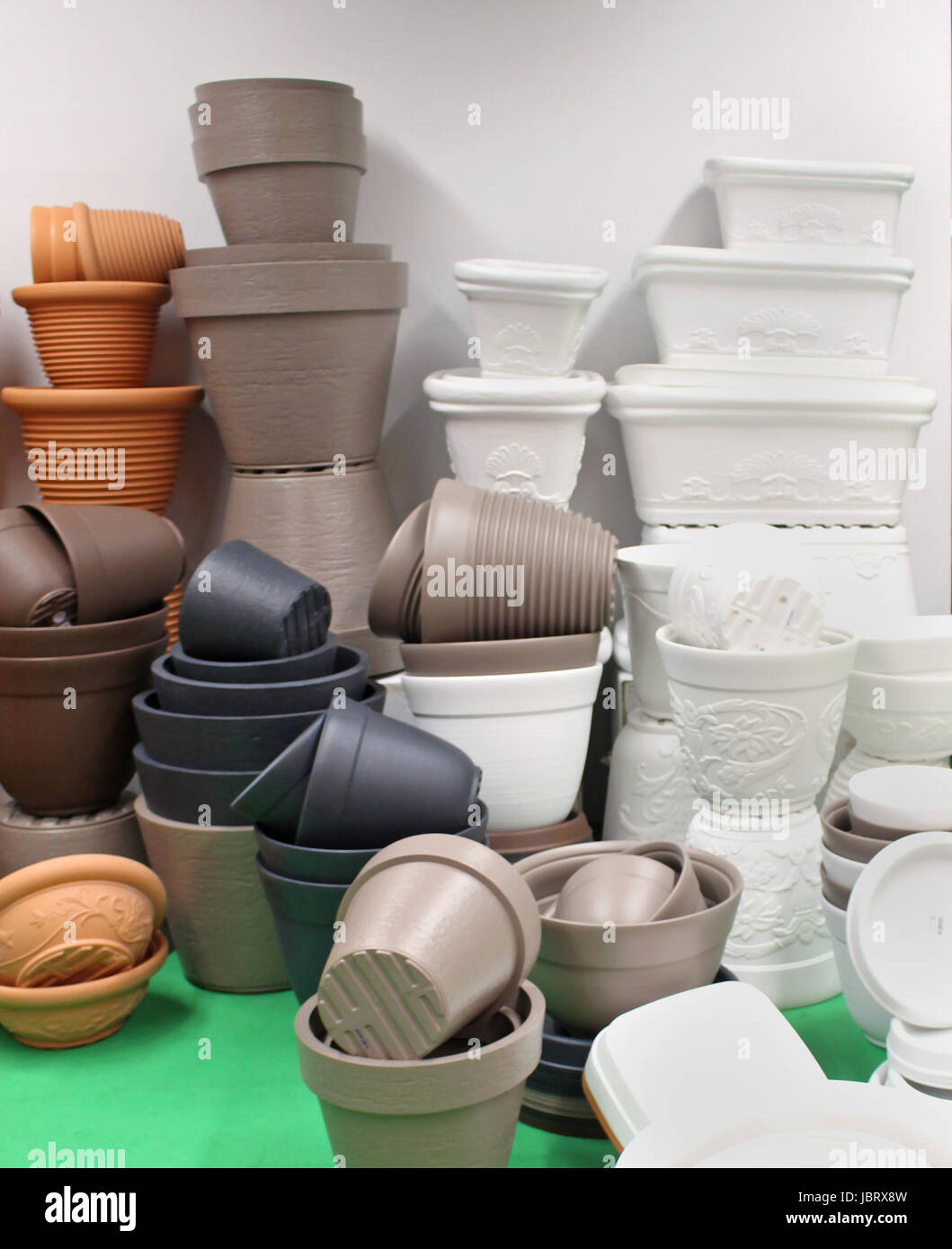 Pile of empty decorative gardening plant pots Stock Photo - Alamy