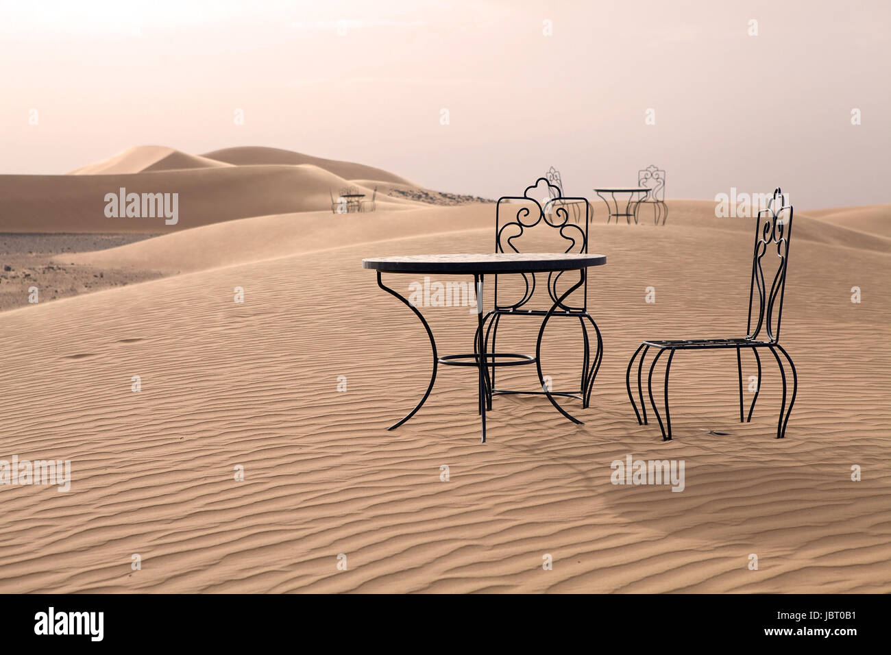 Tabl;e and chairs on the dunes in the desert landscape Stock Photo - Alamy