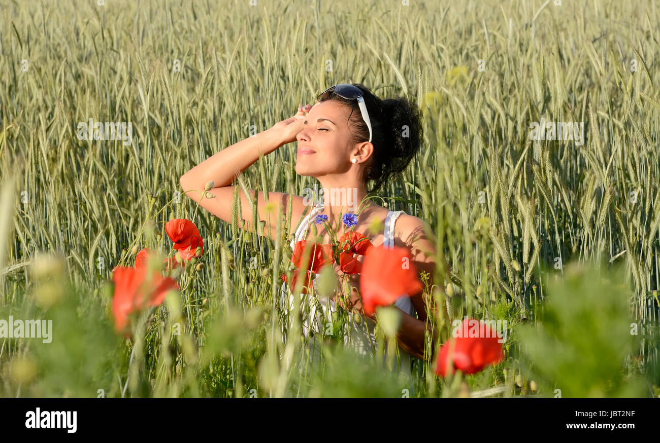 junge Frau im Kornfeld Stock Photo - Alamy