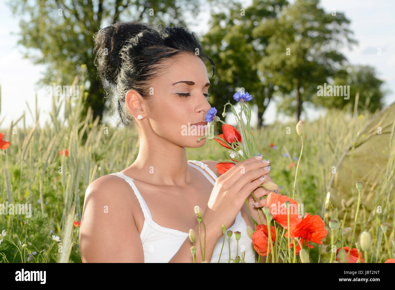 Junge frau ernst hi-res stock photography and images - Alamy