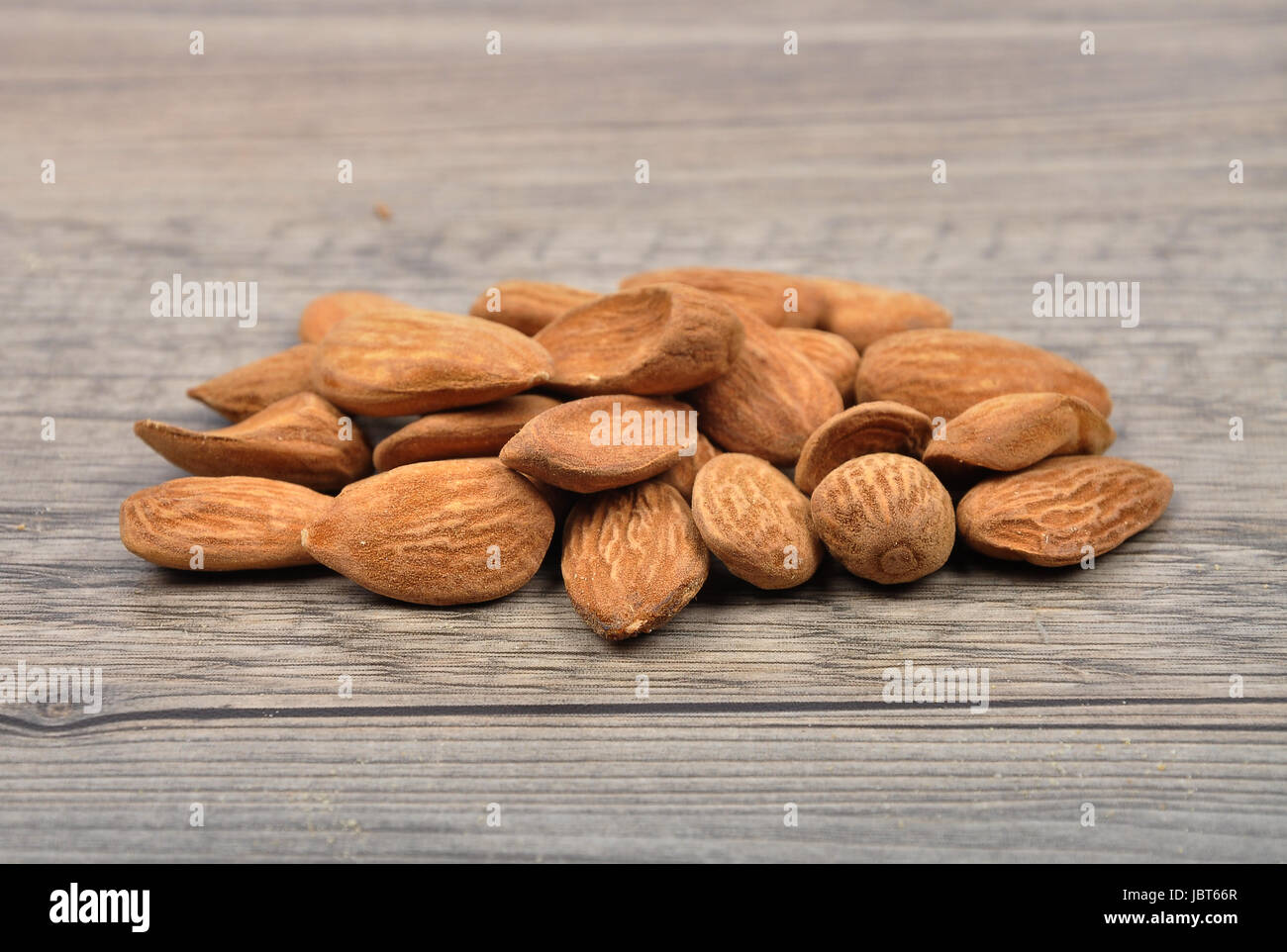 Nuss holz hi-res stock photography and images - Alamy