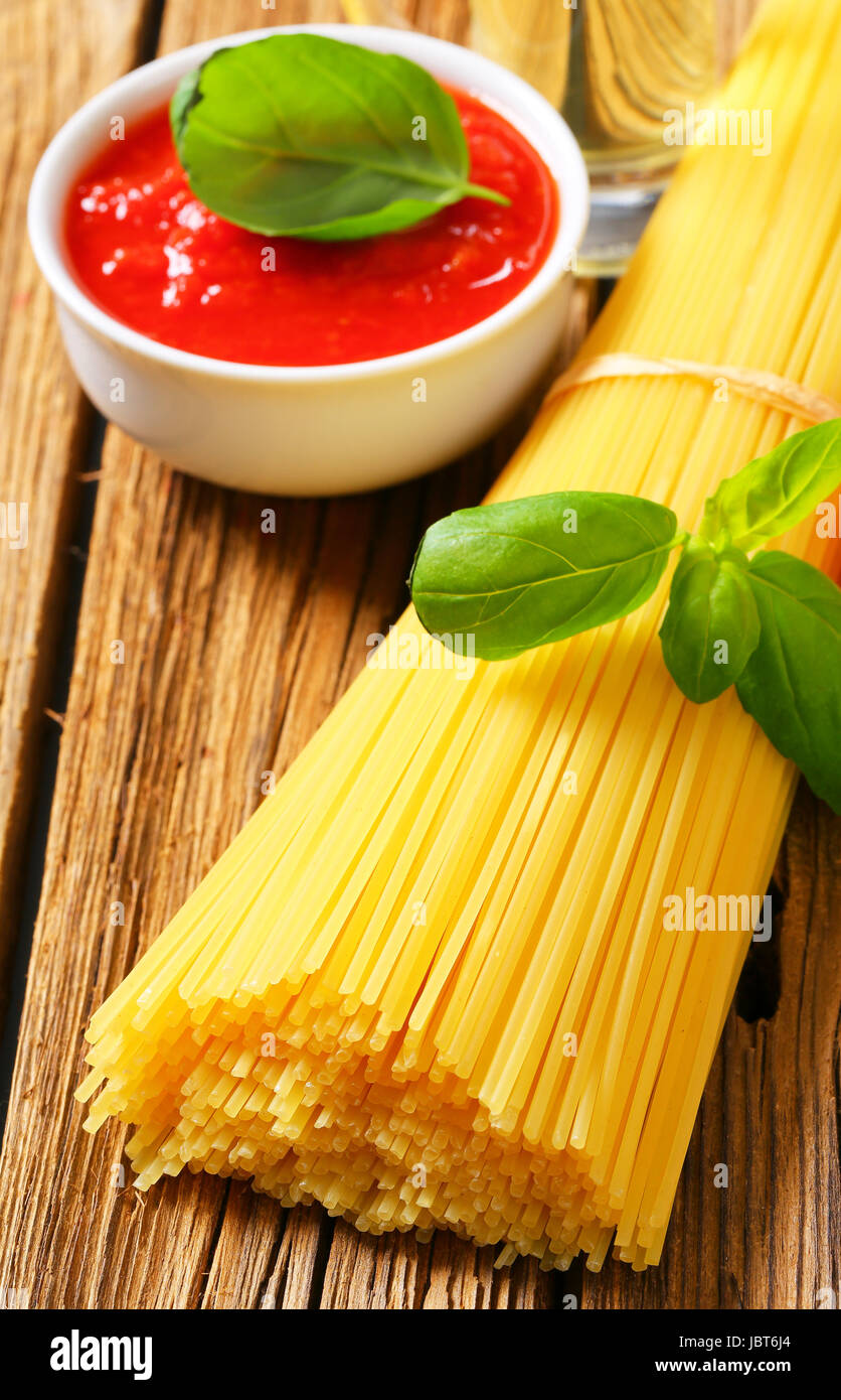 Bundle of dried spaghetti and tomato passata Stock Photo - Alamy