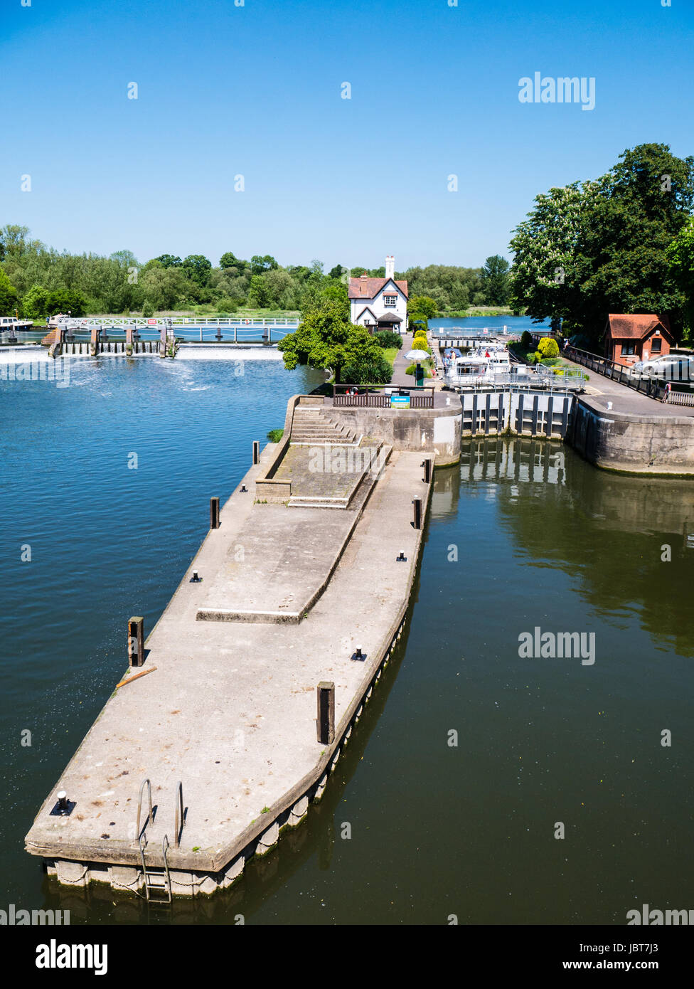 Goring Lock, Goring-on-Thames, Oxfordshire, England Stock Photo - Alamy