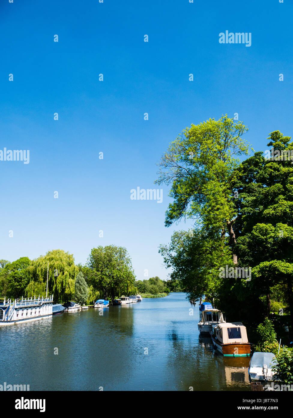 View from the Goring Steatley Bridge, Oxfordshire Berkshire Border ...
