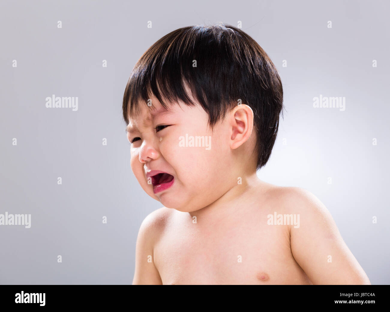 Little boy crying Stock Photo - Alamy