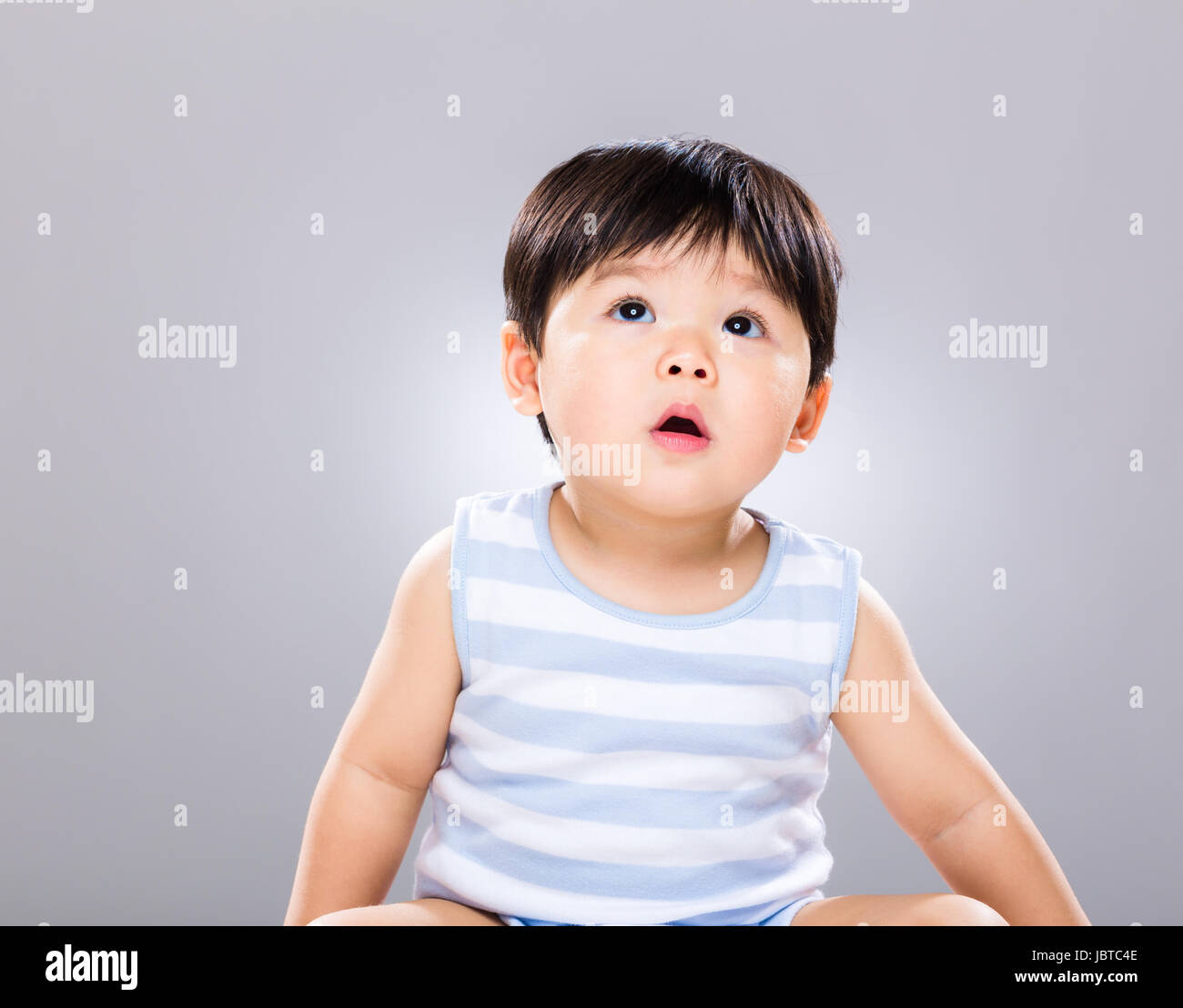 Little boy look up Stock Photo - Alamy