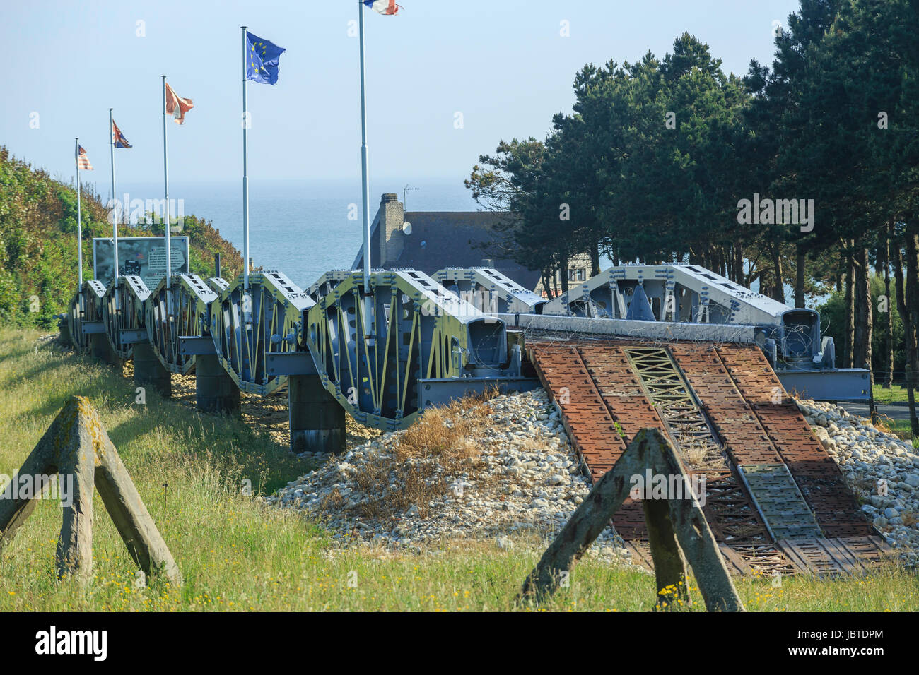France, Calvados (14), Vierville-sur-Mer, passerelle formée d’anciennes ...