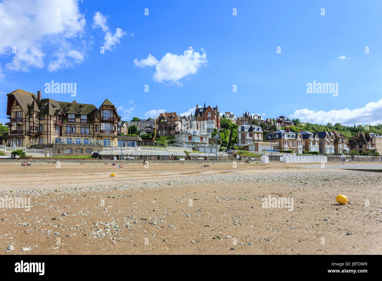 France, Calvados (14), Villers-sur-Mer, les villas du front de mer et ...