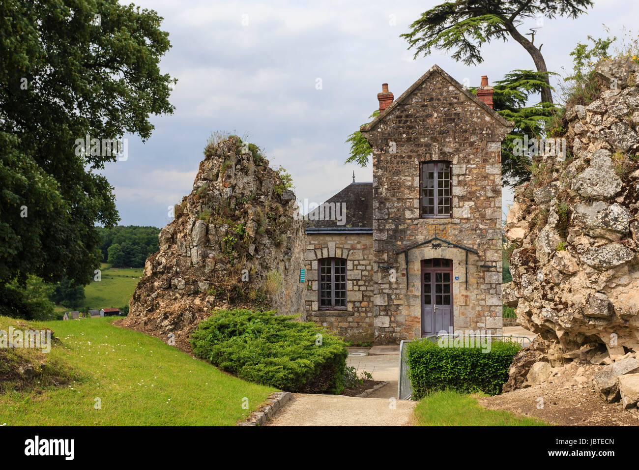 France, Orne (61), Domfront, ruines du château de Domfront et petite ...
