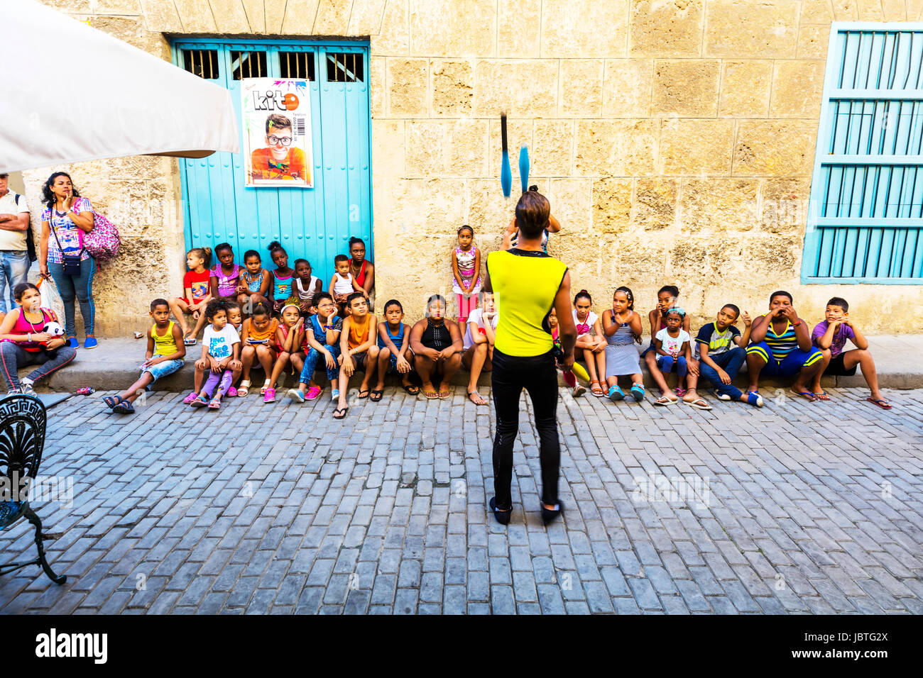 Juggler performing for kids hi-res stock photography and images - Alamy