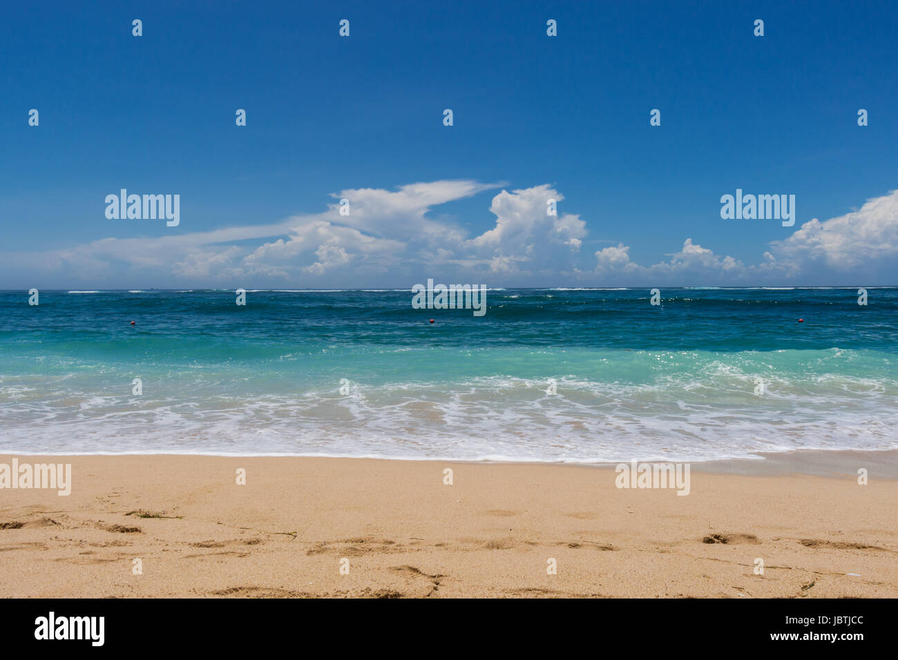 Schöner einsamer Sandstrand in der Karibik mit weißem Sand und blauem ...