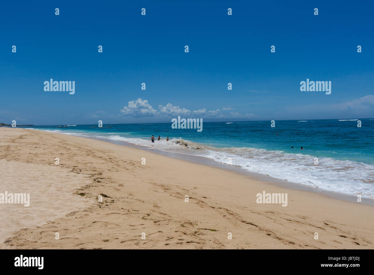 Schöner einsamer Sandstrand in der Karibik mit weißem Sand und blauem ...