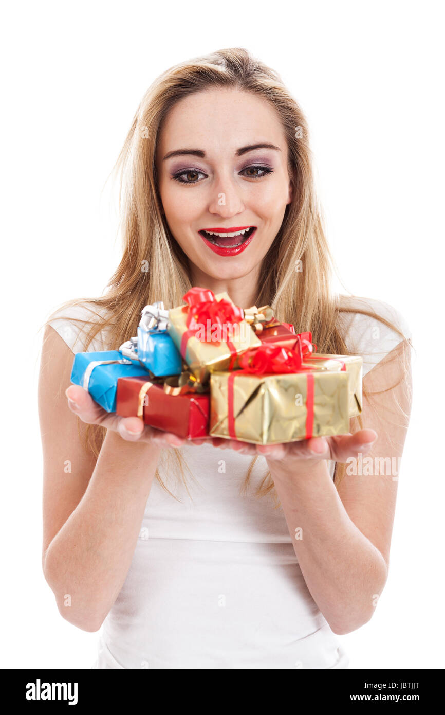 Junge attraktive Frau mit Geschenken freut sich und lacht isoliert vor ...