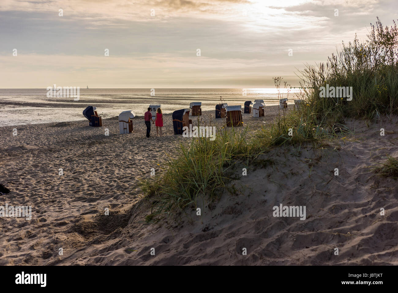 Pair on the beach in Hooksiel - Wangerland - North Sea coast, Paar am ...