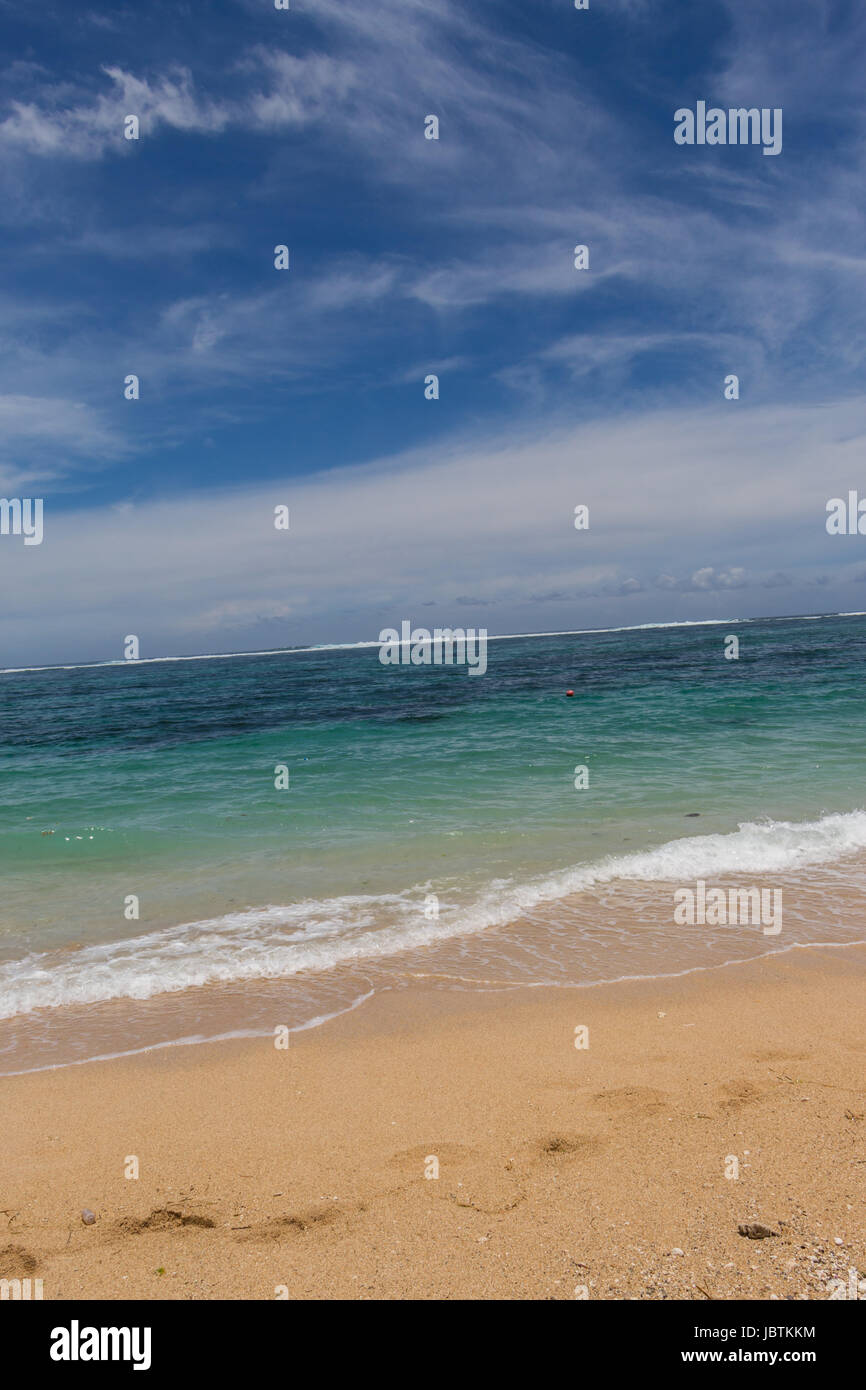 Schöner einsamer Sandstrand in der Karibik mit weißem Sand und blauem ...