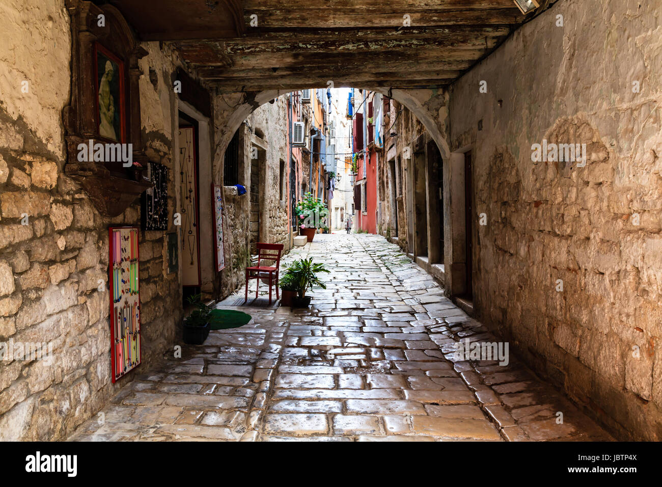 Open archway outside hi-res stock photography and images - Alamy