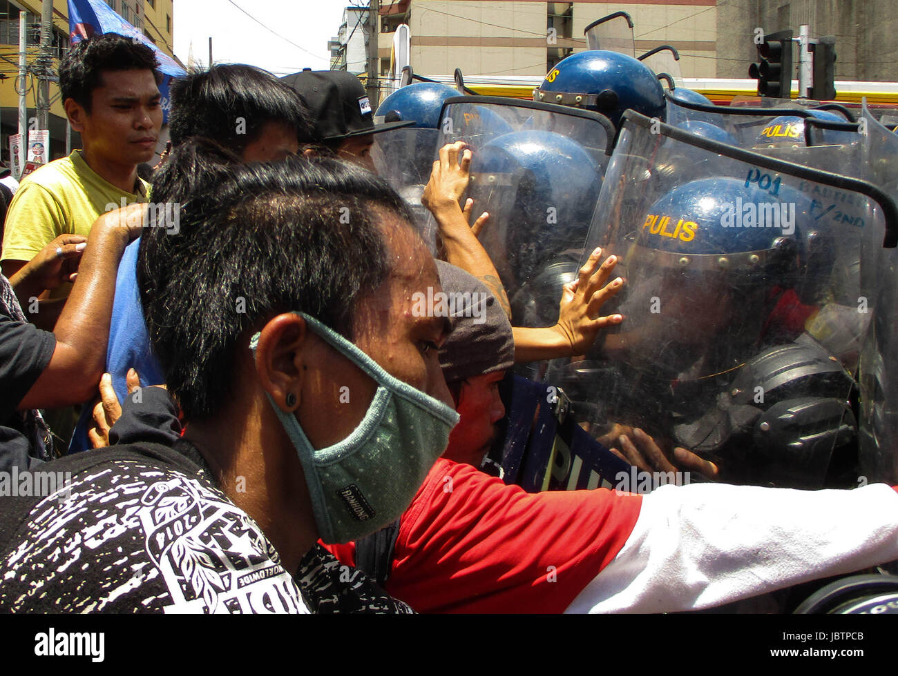 Manila, Philippines. 12th June, 2017. Filipino protesters scuffle with ...