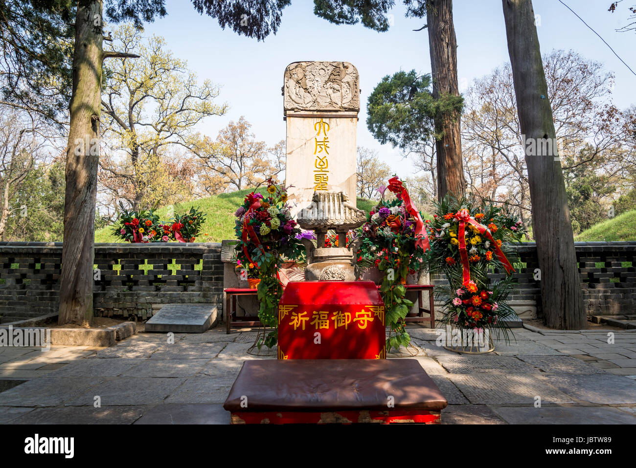 Confucius tomb, Cemetery of Confucius (Kong Lin), Qufu, Shandong ...