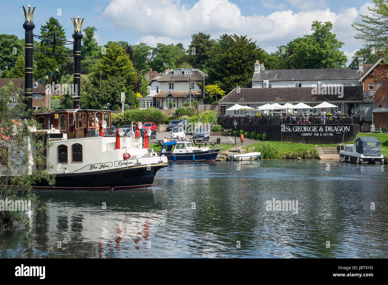 England, Berkshire, Wargrave, River Thames & St.George & Dragon pub ...